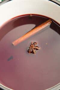 Cheesecake cu branza de capra si pere posate in vin rosu