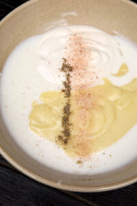 Sos ranch cremos cu lapte batut si verdeturi - Diva in Bucatarie