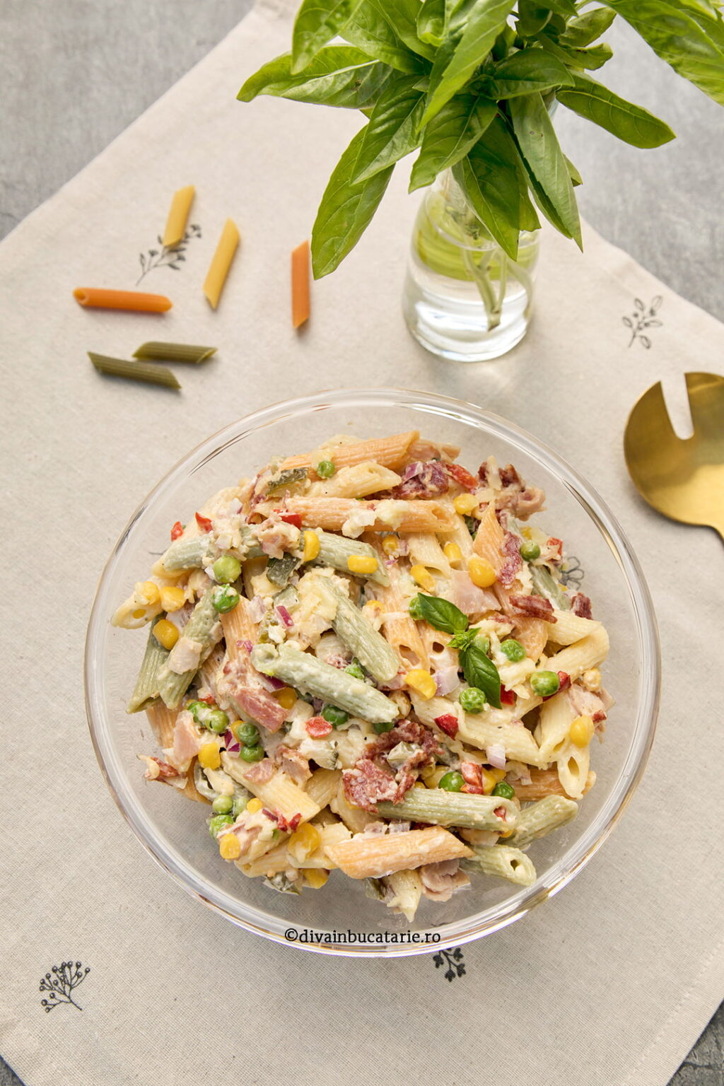 Salata Arlechin cu paste tricolore - Diva in Bucatarie