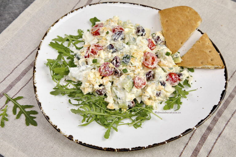 Salata de oua in stil grecesc, reteta simpla si gustoasa - Diva in ...