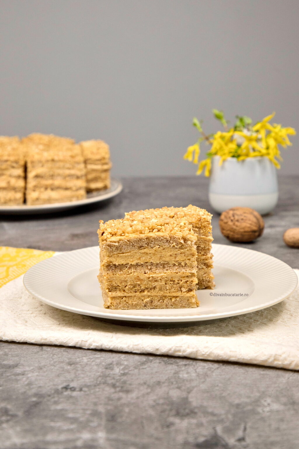 Prajitura cu nuca si crema caramel - Diva in Bucatarie