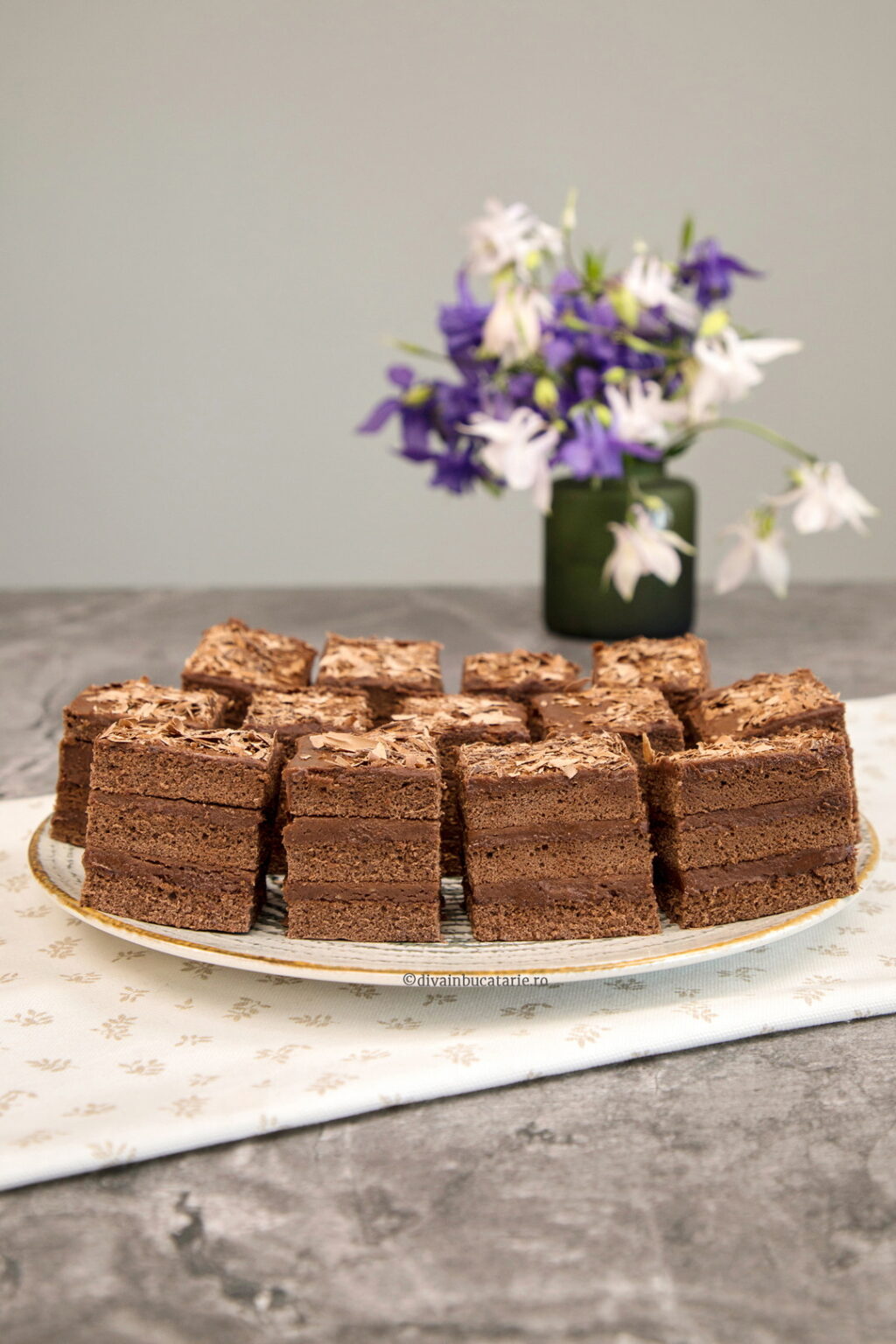 Briose cu capsuni, pufoase si delicioase - Diva in Bucatarie