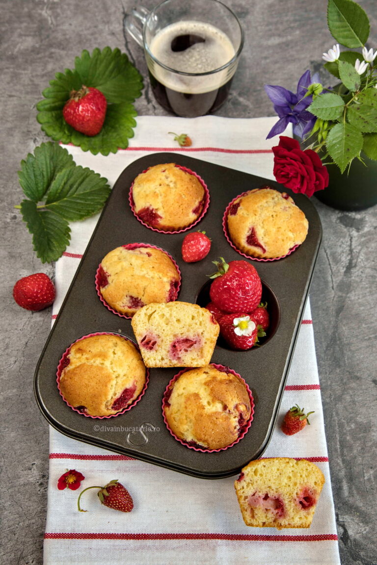 Briose cu capsuni, pufoase si delicioase - Diva in Bucatarie