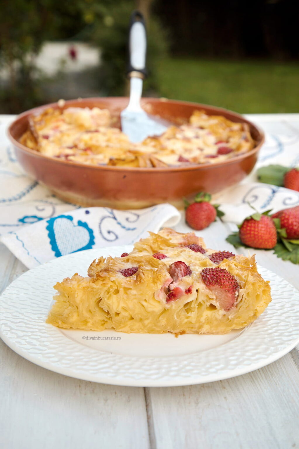 Placinta greceasca cu foi incretite si capsuni, Soufra - Diva in Bucatarie