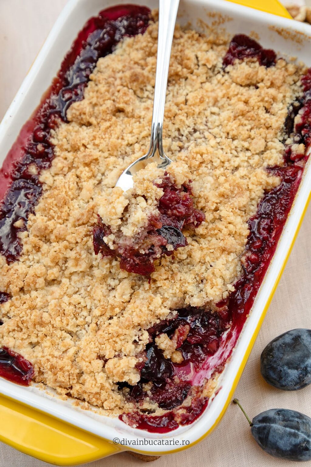 Crumble cu prune si nuca - Diva in Bucatarie